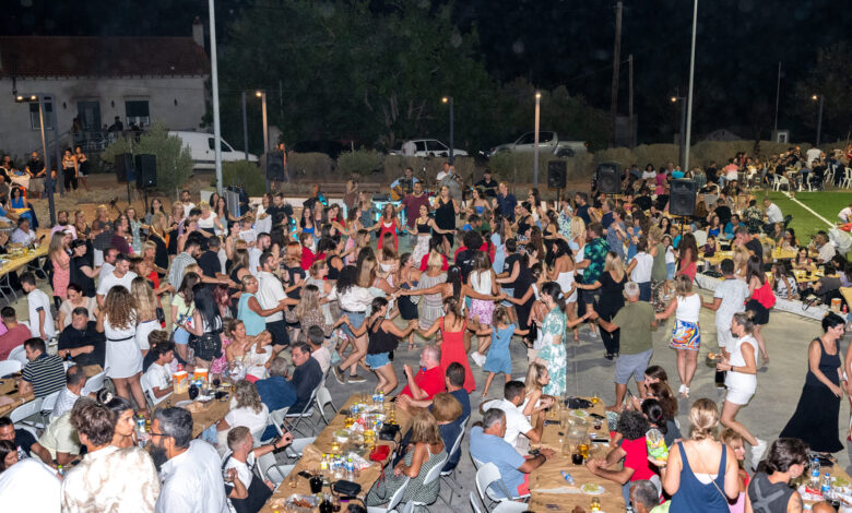 Η Γιορτη του Κρασιου στον Άγιο Δημήτριο ειναι γενναιόδωρη με 1,5 τόνο ...