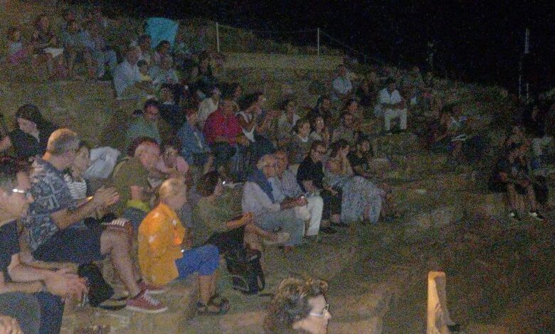 Ηταν μεγάλη η προσέλευση στο Αρχαίο Θέατρο της Ηφαιστείας για τη ...