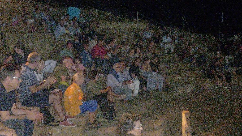 Ηταν μεγάλη η προσέλευση στο Αρχαίο Θέατρο της Ηφαιστείας για τη ...